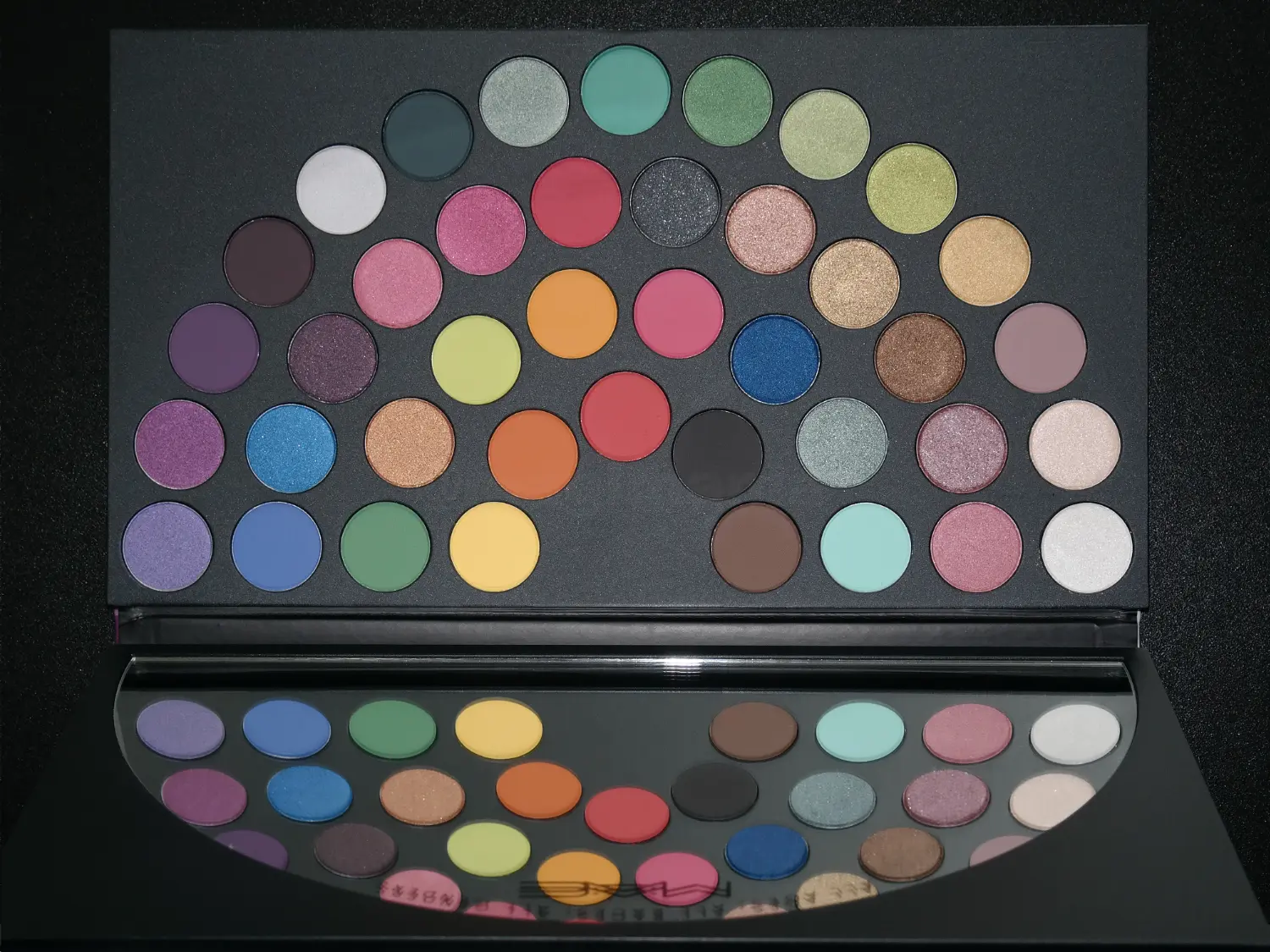 MAC 40 Shades Of Pride Eyeshadow Vault